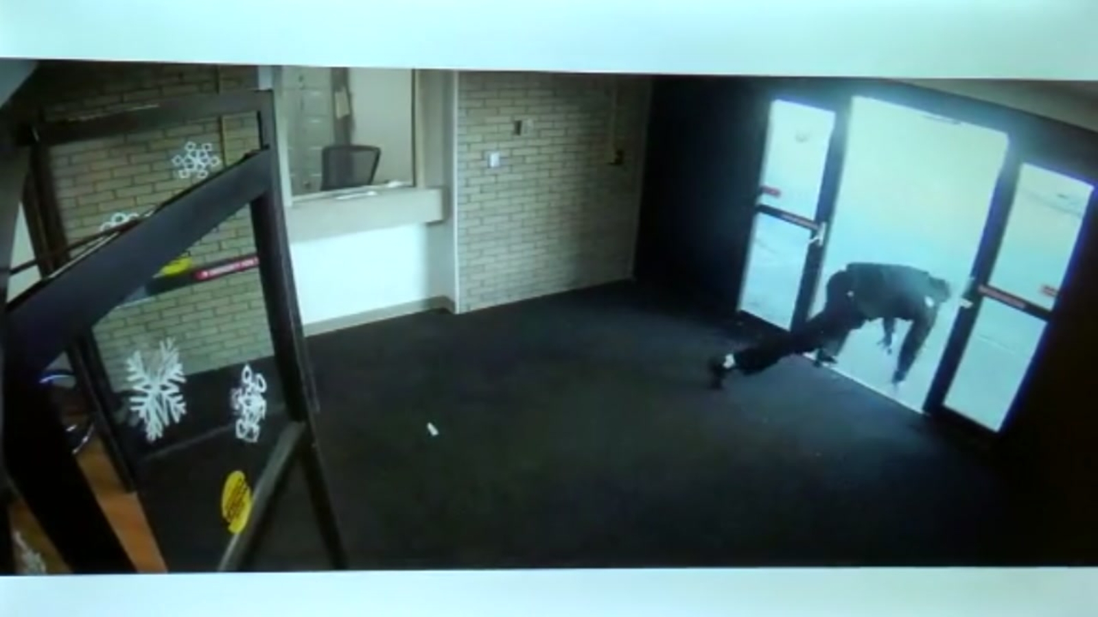 Man carrying 2 guns storms Ohio hospital and shoots officer - ABC13 Houston