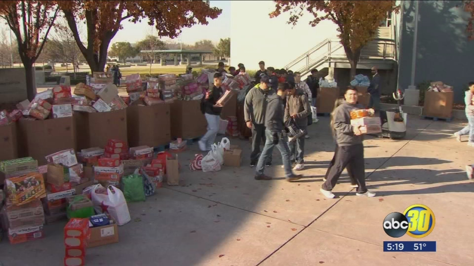 Community Food Bank gets holiday help from students - ABC30 Fresno