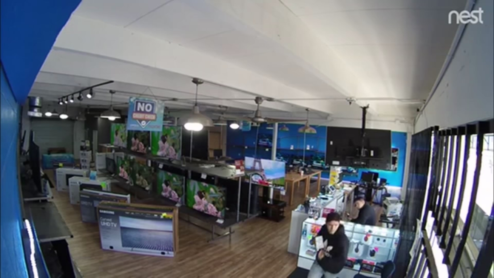 Thief caught on camera stealing iPhones at a store in Fresno - ABC30 Fresno