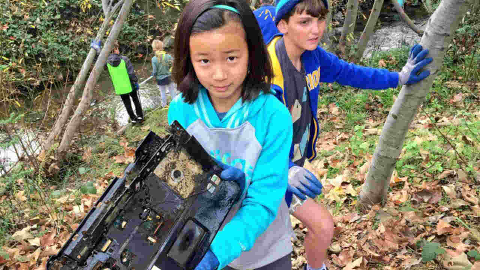 Volunteers, kids help clean up park in Oakland on MLK holiday - ABC7 ...