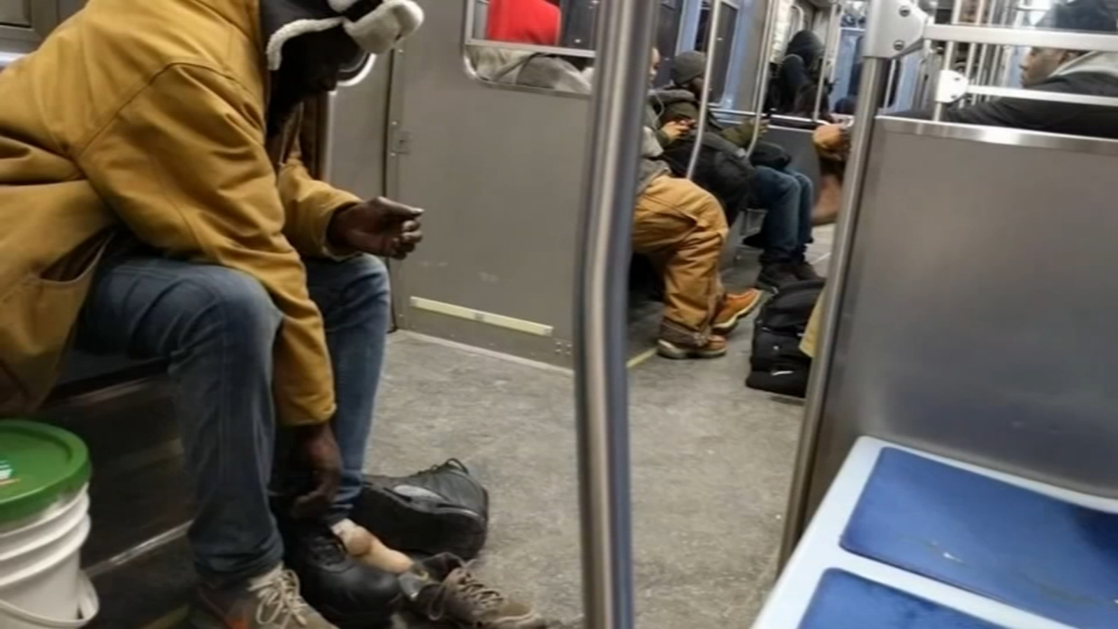 Train passenger gives homeless man his shoes in Chicago - 6abc Philadelphia