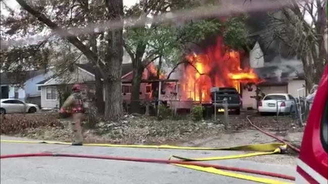House fire spreads to 3 other homes in north Houston - ABC13 Houston