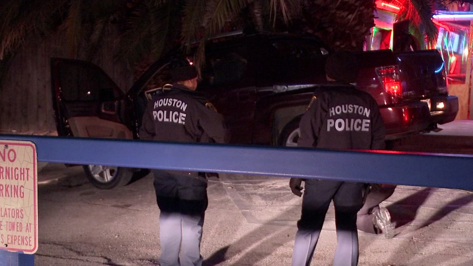 Man pinned between his own truck and building in west Houston - ABC13 ...