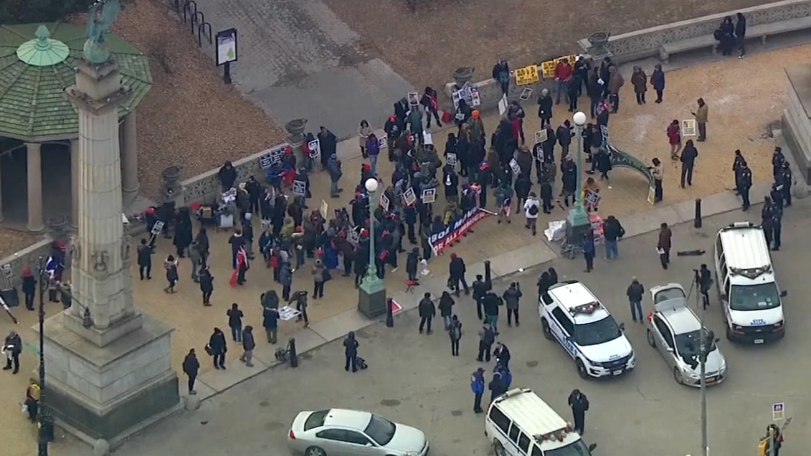 Protesters march across the Brooklyn Bridge over Trump's remarks ...