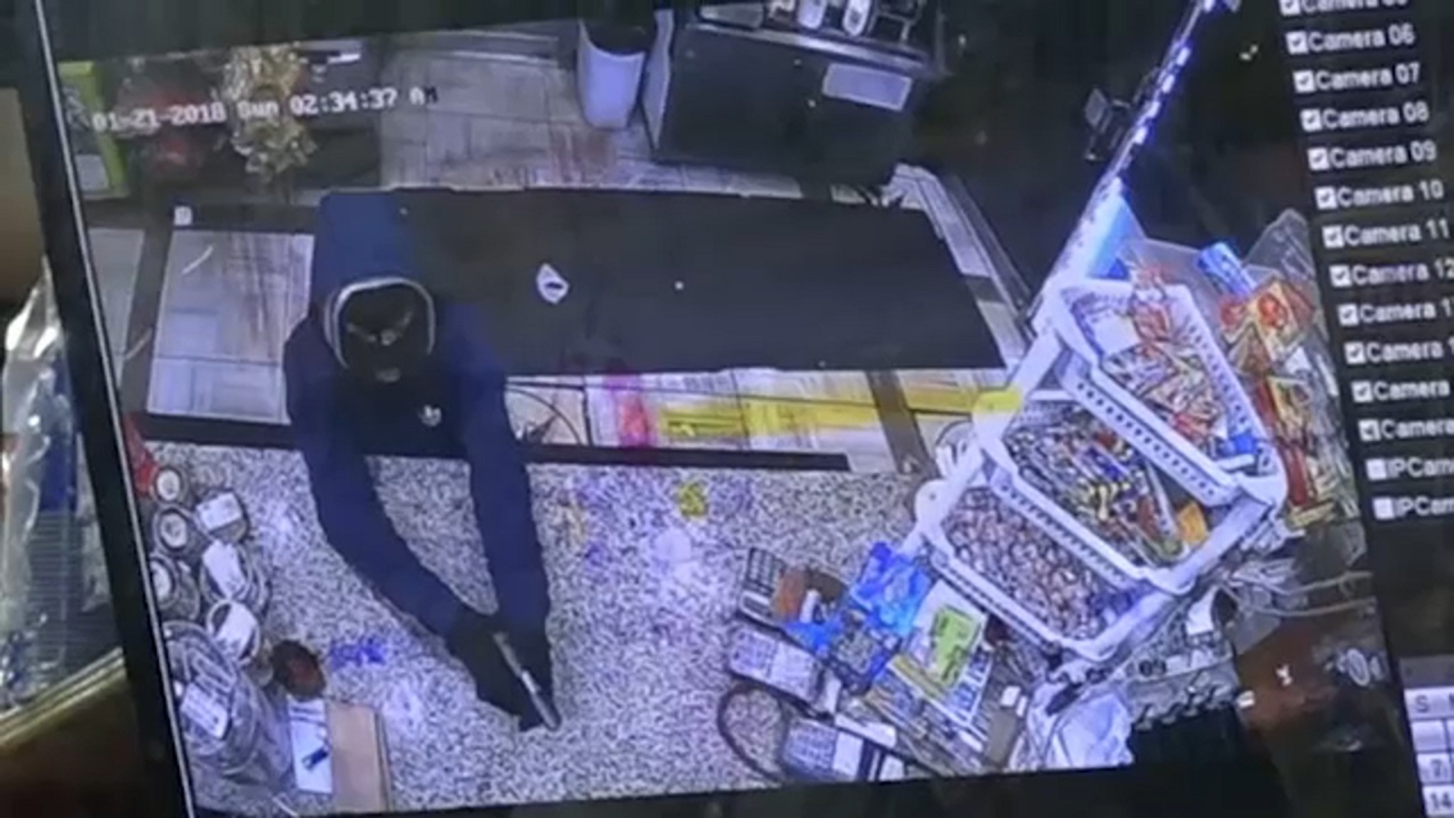 Police searching for suspects after deli robberies in Queens - ABC7 New ...