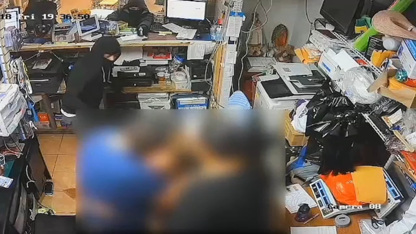 Gunmen threaten 4-year-old during armed robbery in South Queens - ABC7 ...