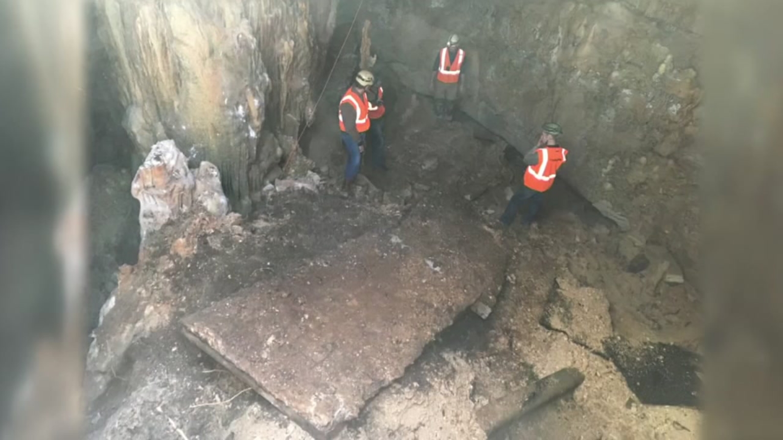 Collapse reveals massive cave under homes in Austin - ABC13 Houston