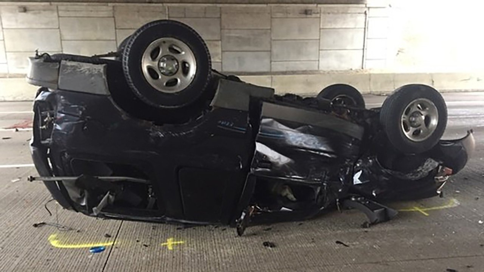 2 men killed after expressway crash in Gary; driver sought - ABC7 Chicago