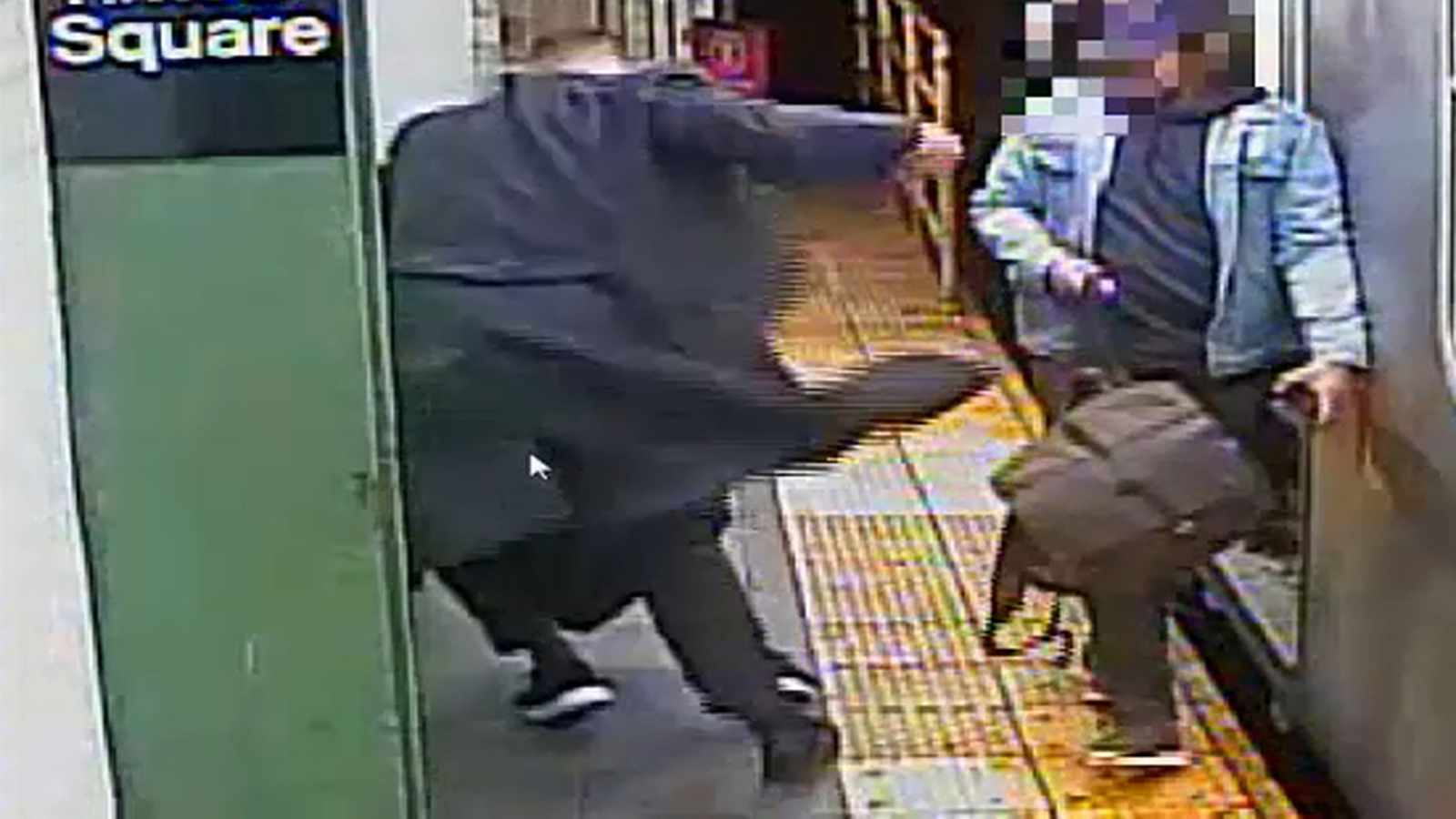 Police looking for suspect who assaulted man at Times Square subway ...