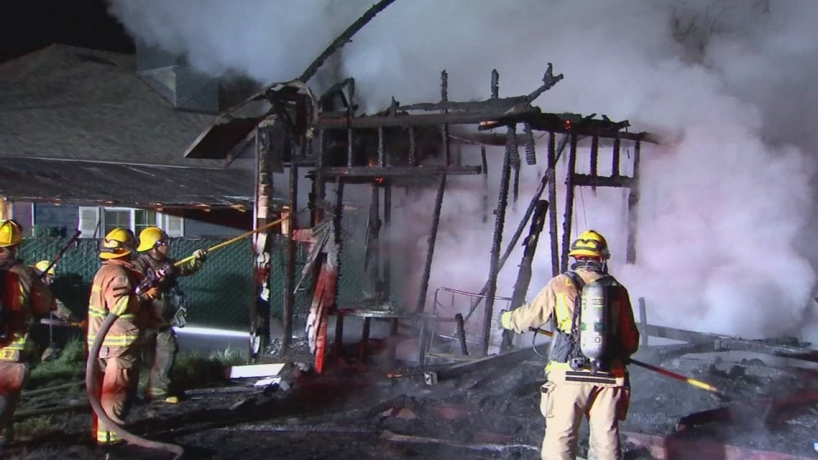 Vacant homes destroyed by fire in Parlier - ABC30 Fresno