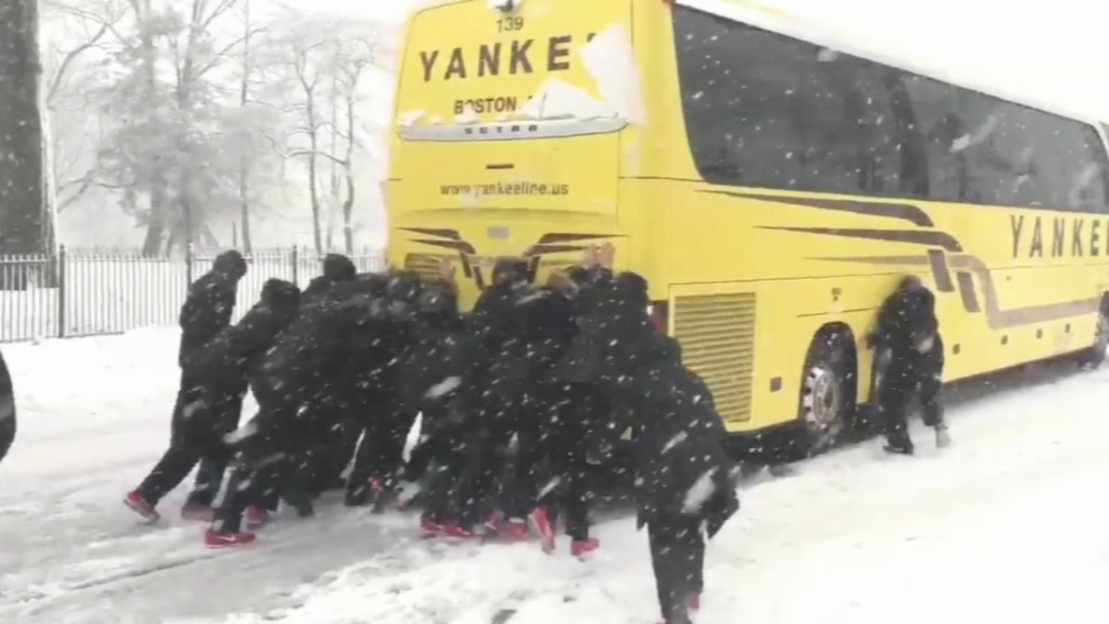 Women's college basketball team pushes bus out of snow in Philadelphia ...