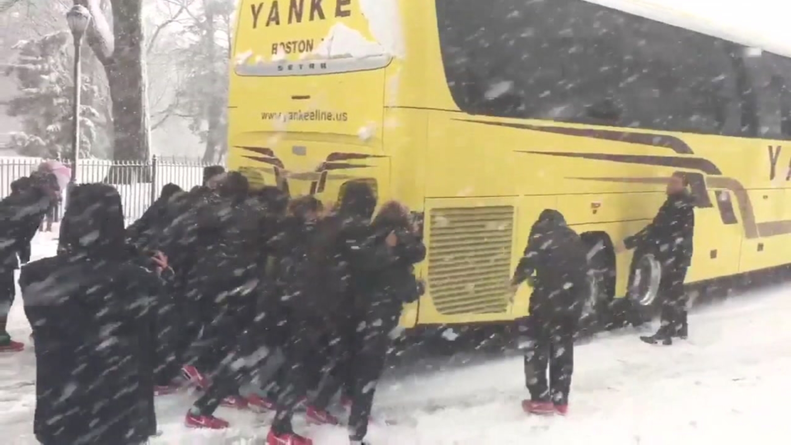 Women's college basketball team pushes bus stuck in snow - ABC13 Houston