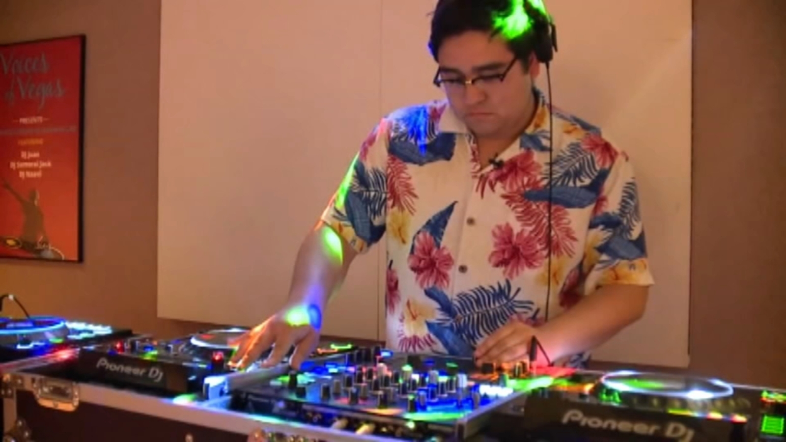 Nevada library draws teens with DJ learning booth - 6abc Philadelphia