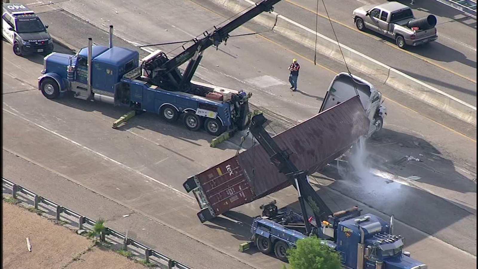Overturned big rig snarls traffic on southbound East Loop - ABC13 Houston