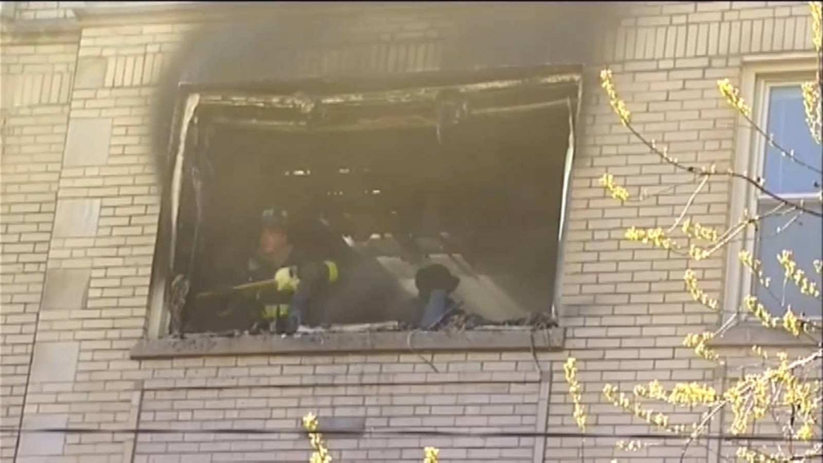 1 dead, firefighter injured in North Side fire - ABC7 Chicago