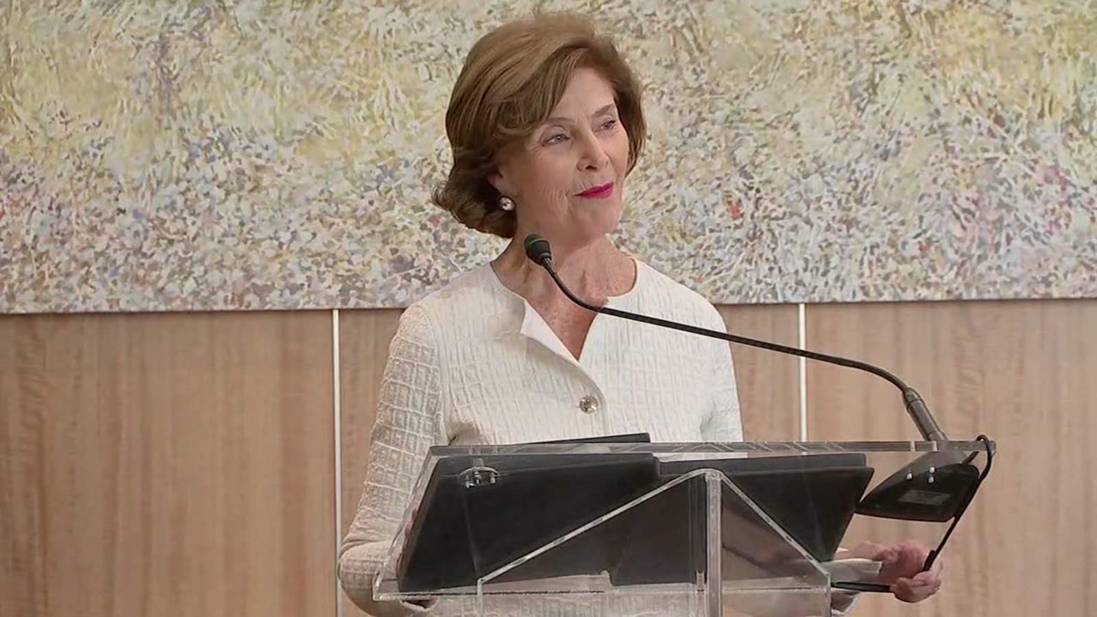 'WALK ON THE BEACH': What former first lady Barbara Bush taught Laura ...