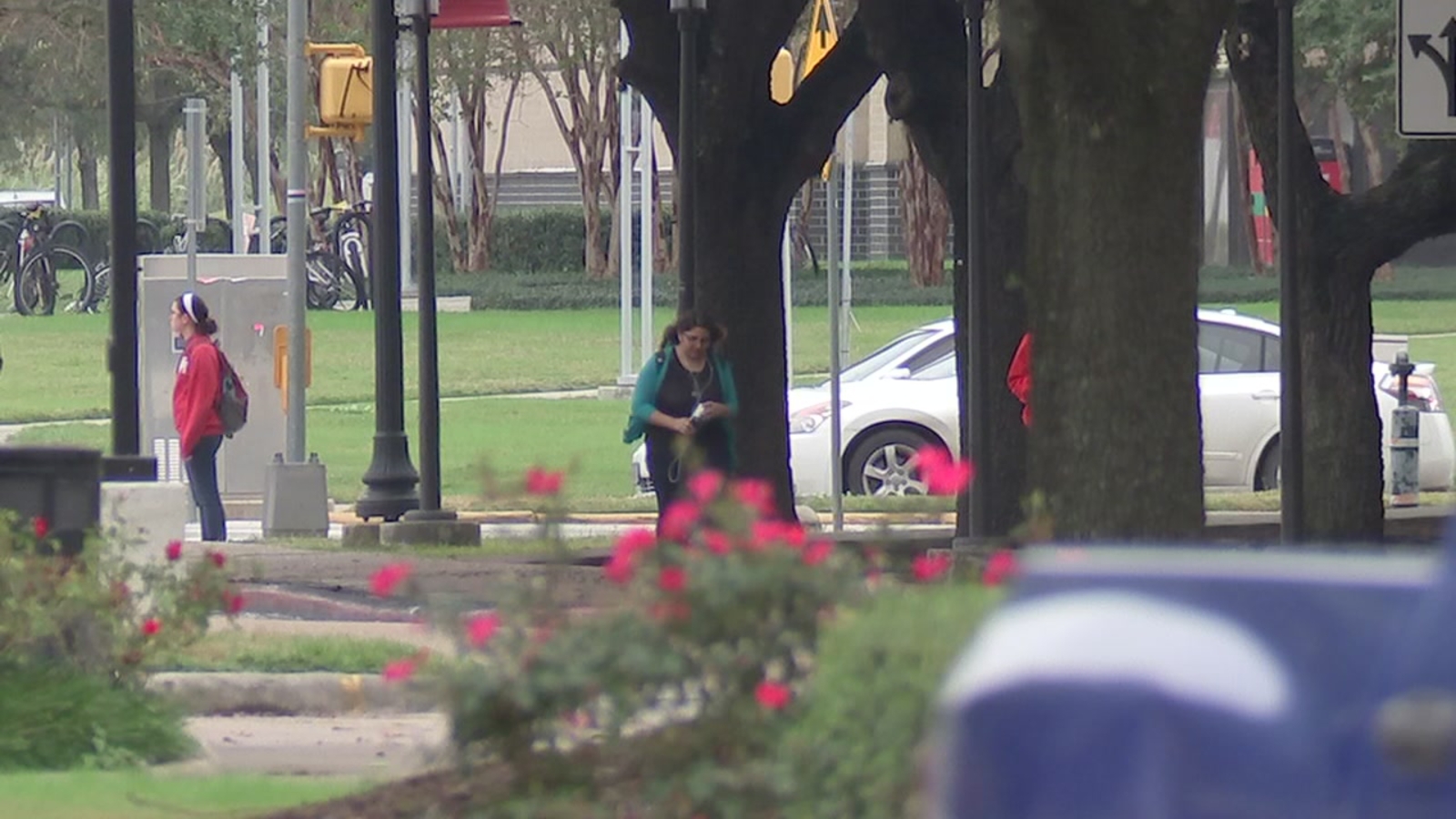 University of Houston student robbed while walking on campus - ABC13 ...
