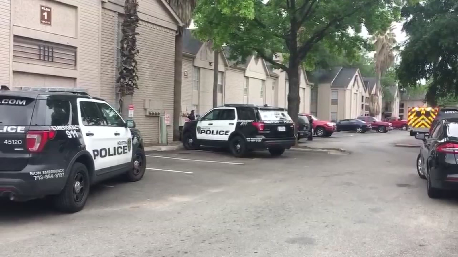 Swat Team Responds To Man Barricaded In West Houston Apartment Abc13