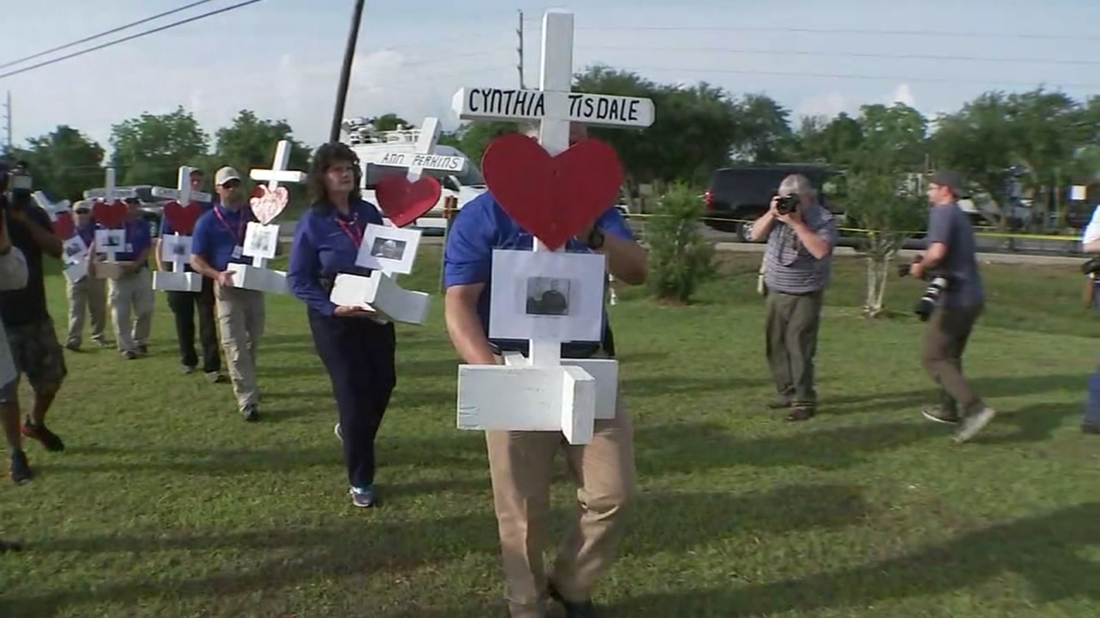 Man installs 10 white crosses to honor victims of Santa Fe HS shooting ...