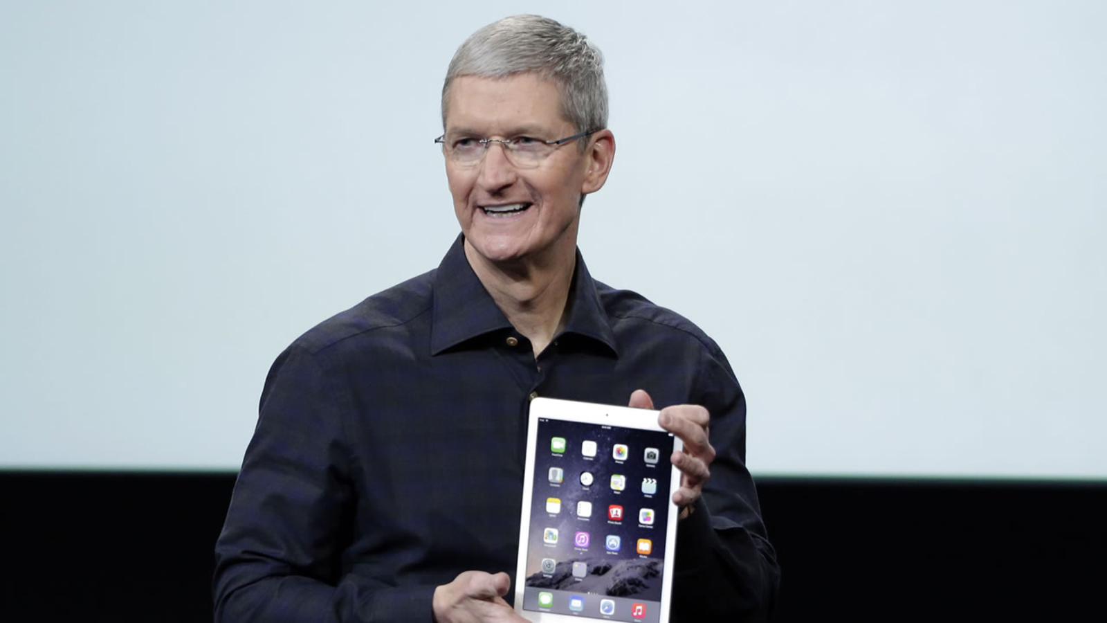 Apple CEO Tim Cook says in Bloomberg article that he is gay - ABC7 New York