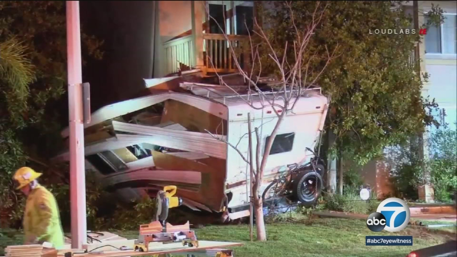 Motorhome smashes into living room of Moreno Valley house - ABC7 Los ...