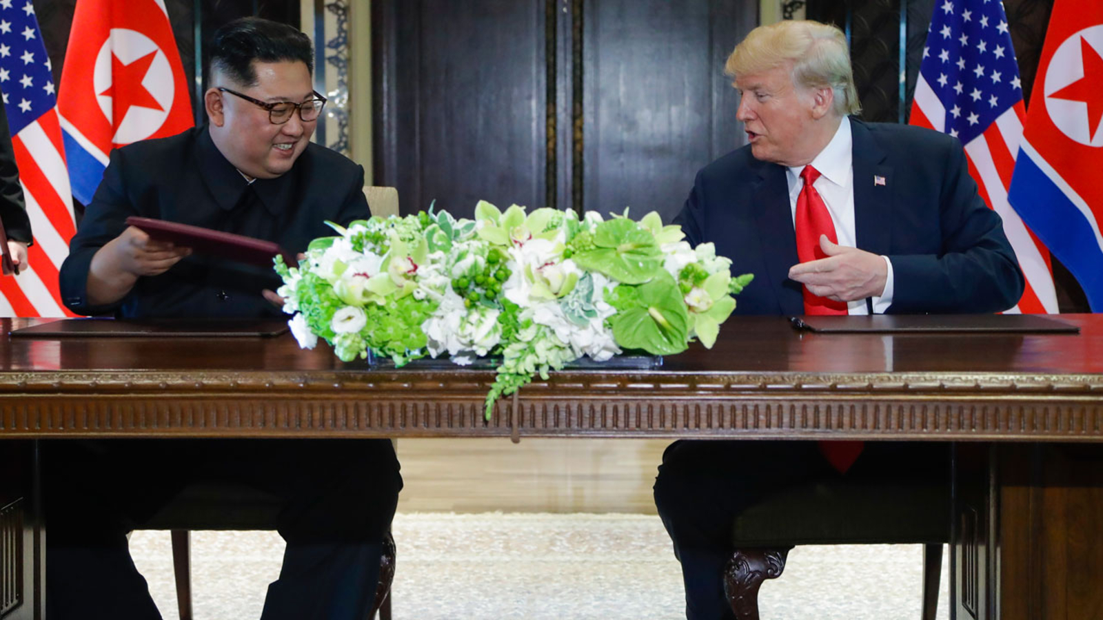 Trump, Kim Jong Un meet for historic summit, sign 'comprehensive ...
