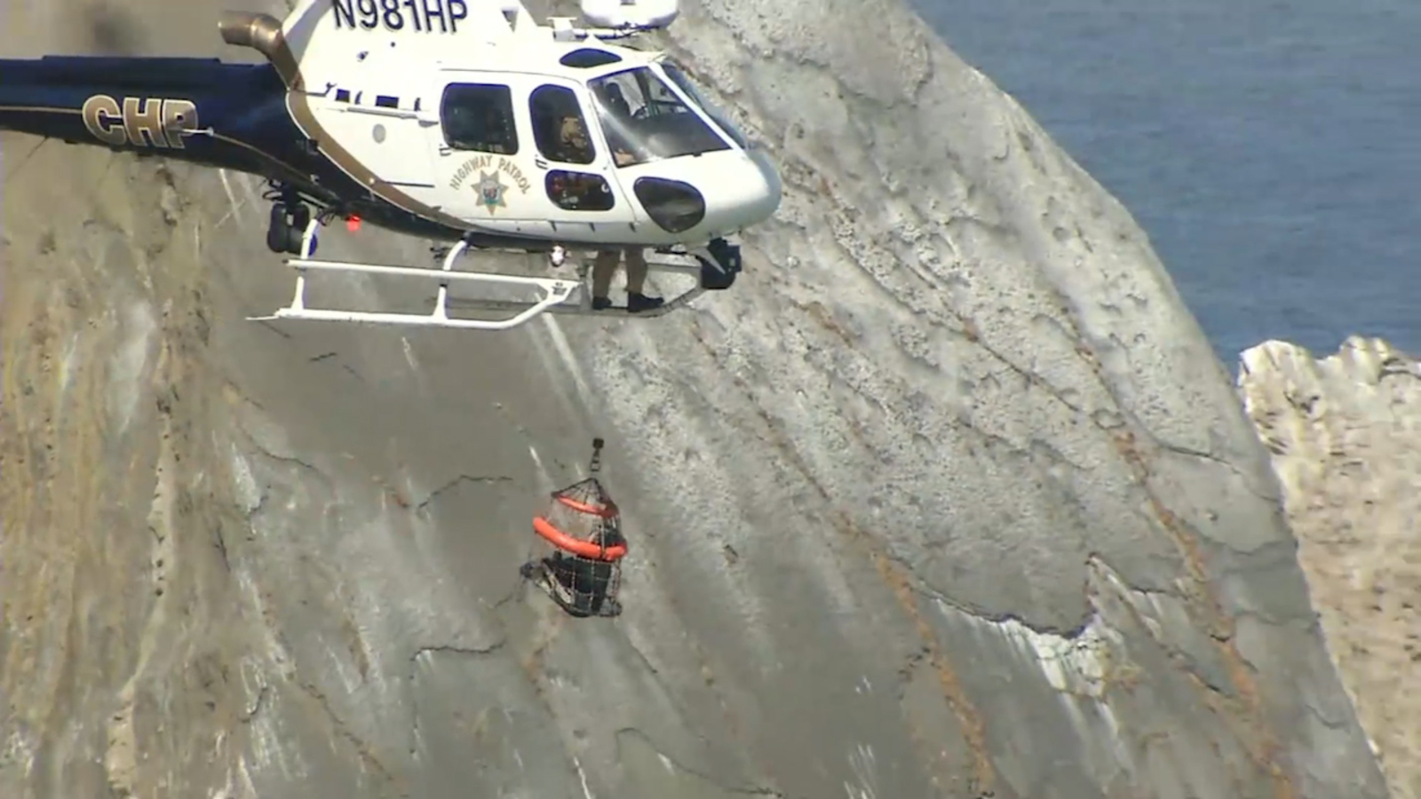 Helicopter flies rescued hikers over ocean after dramatic cliff rescue ...