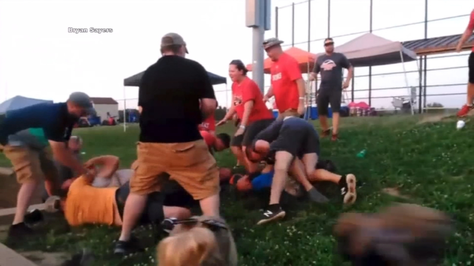 Parents, fans brawl during youth softball tournament - 6abc Philadelphia