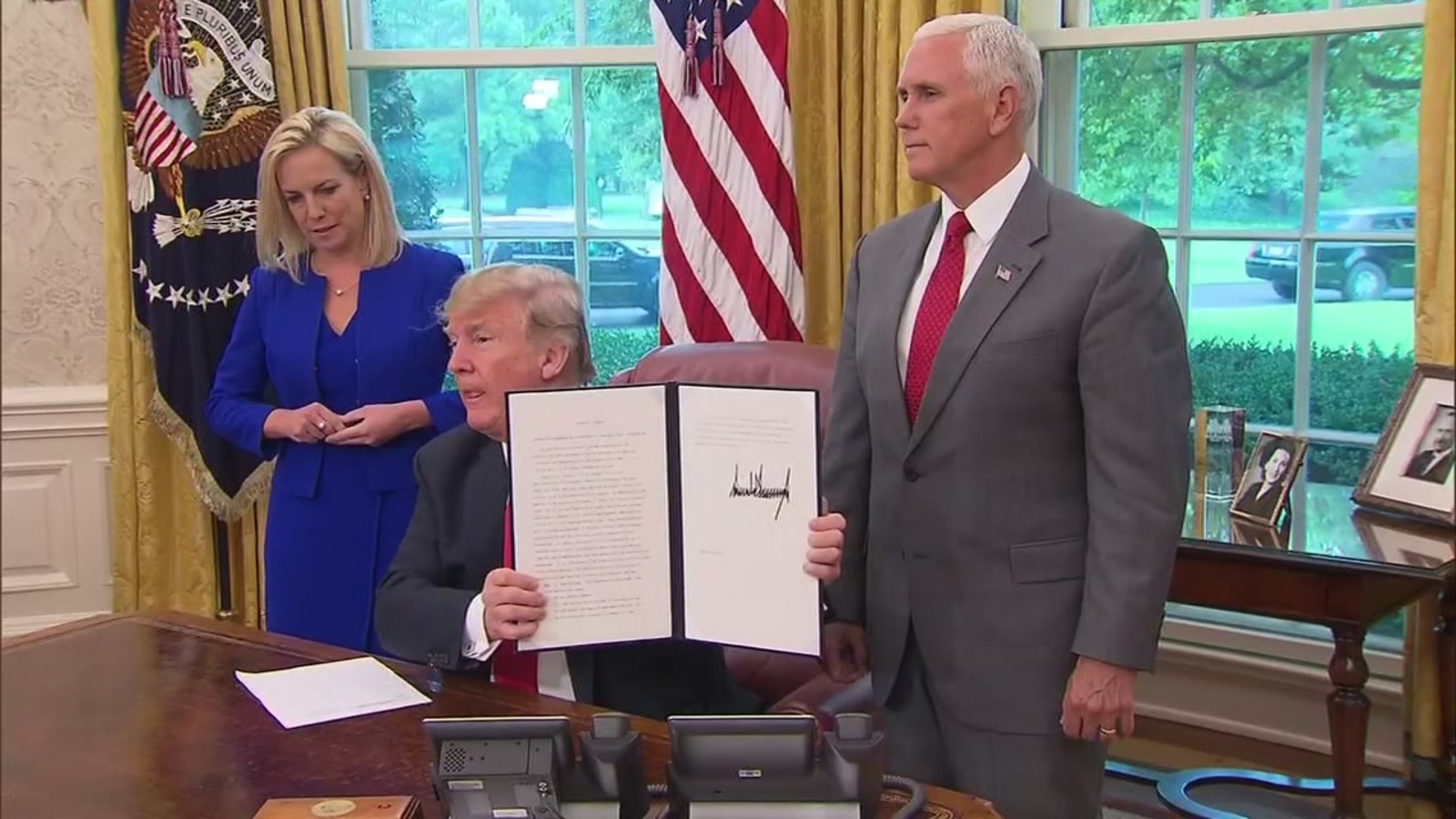 President Trump signs executive order to keep families together at ...