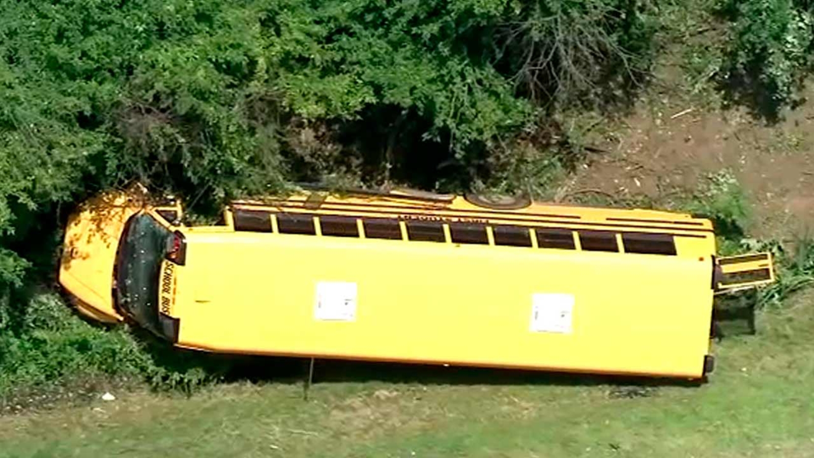 18 hurt when school bus overturns on New Jersey Turnpike - ABC7 New York