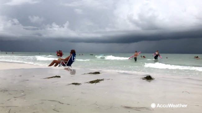 VIDEO: Dramatic lightning streak shoots across sky in Washington D.C ...