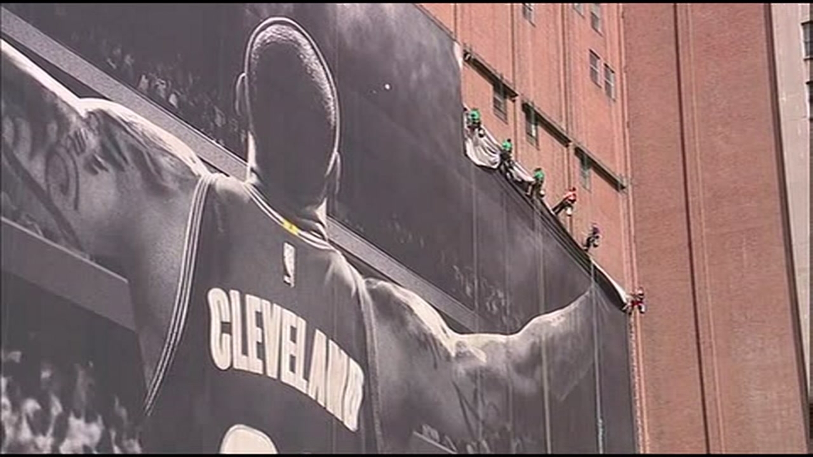 LeBron James banner removed from Cleveland building after he signs with ...