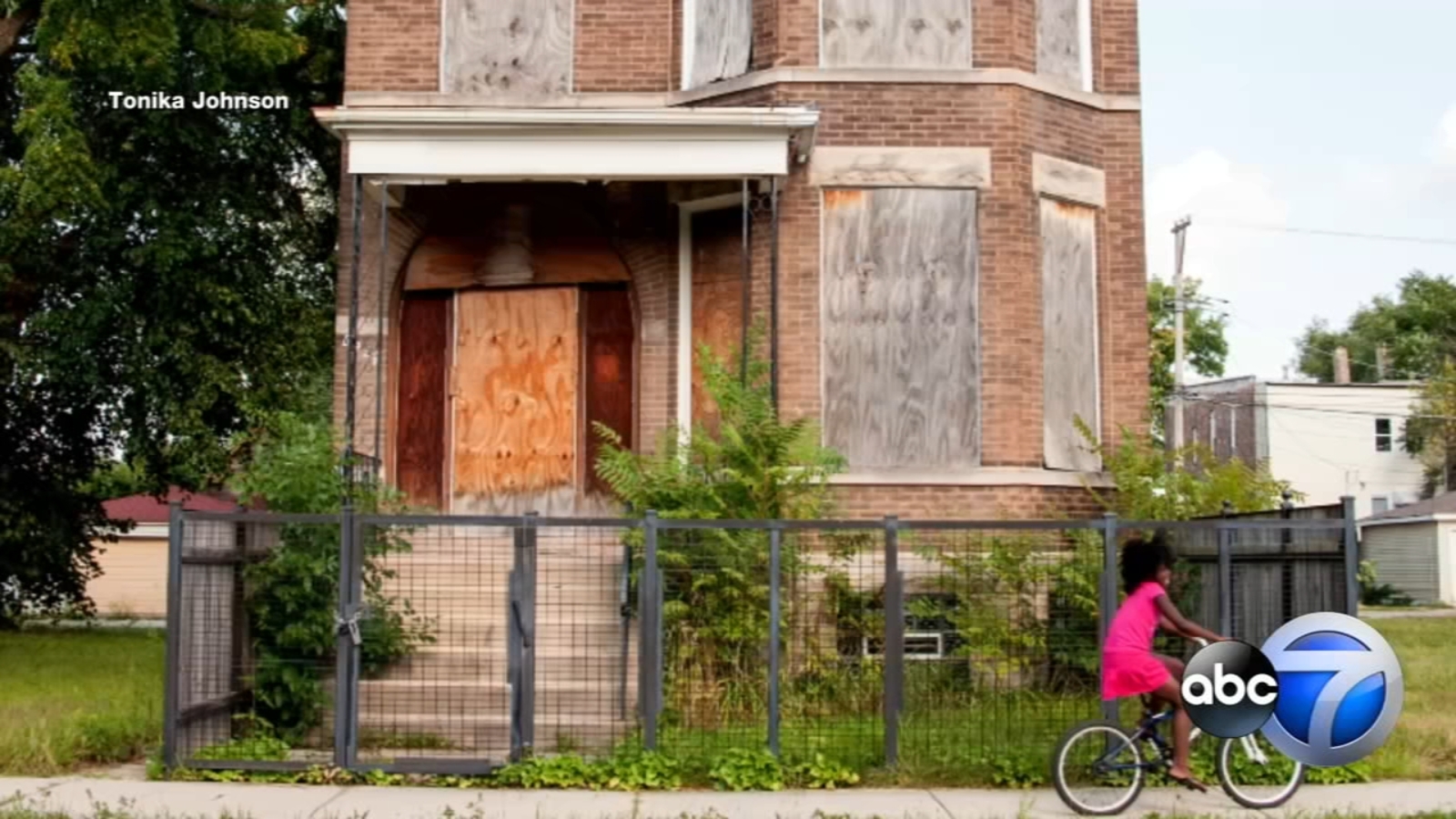 Art exhibit looks at Chicago segregation in new way - ABC7 Chicago