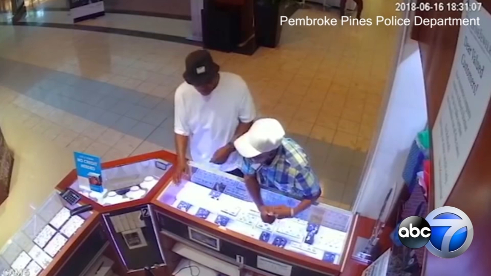 WATCH: Suspect steals 8 diamond rings worth $45K from mall - ABC7 Chicago
