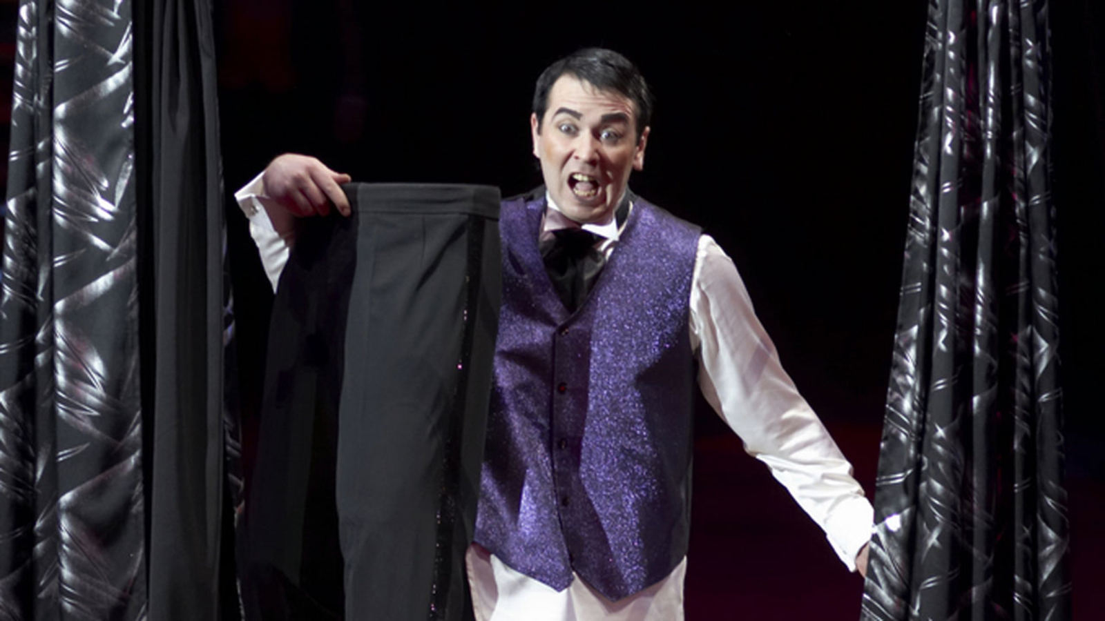 Hilarious 'split man' prank scares the pants off people - ABC7 San ...