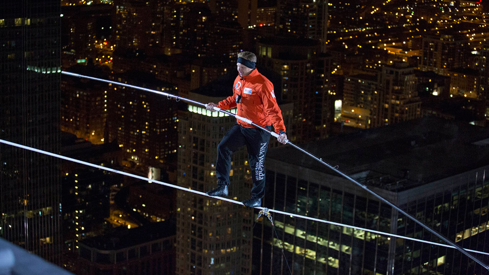 PHOTOS: Nik Wallenda completes Chicago high-wire stunt - ABC7 Los Angeles
