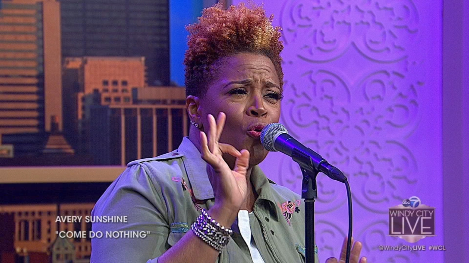 Avery Sunshine lights up WCL stage with performance - ABC7 Chicago
