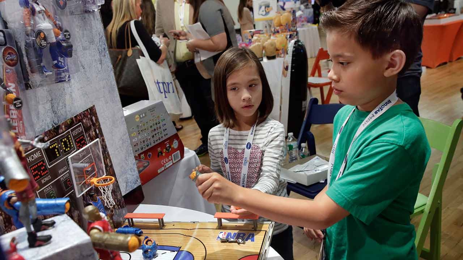 Toy makers' new darlings: tiny critics on YouTube - ABC13 Houston