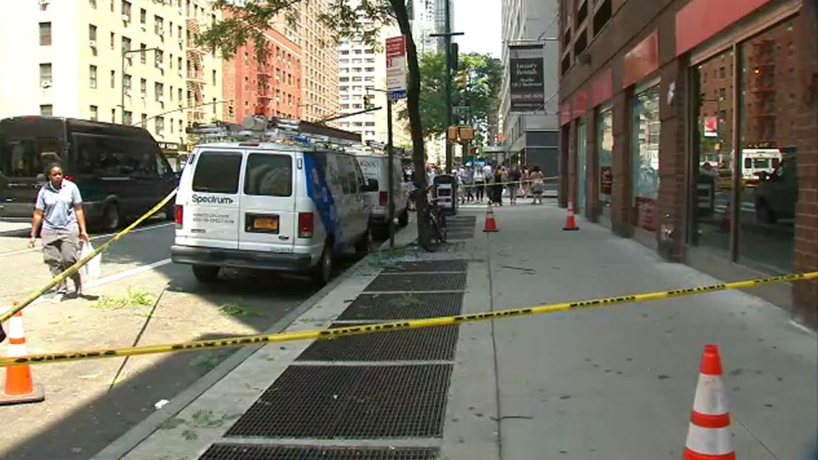 Window pane crashes down below in Midtown Manhattan - ABC7 New York