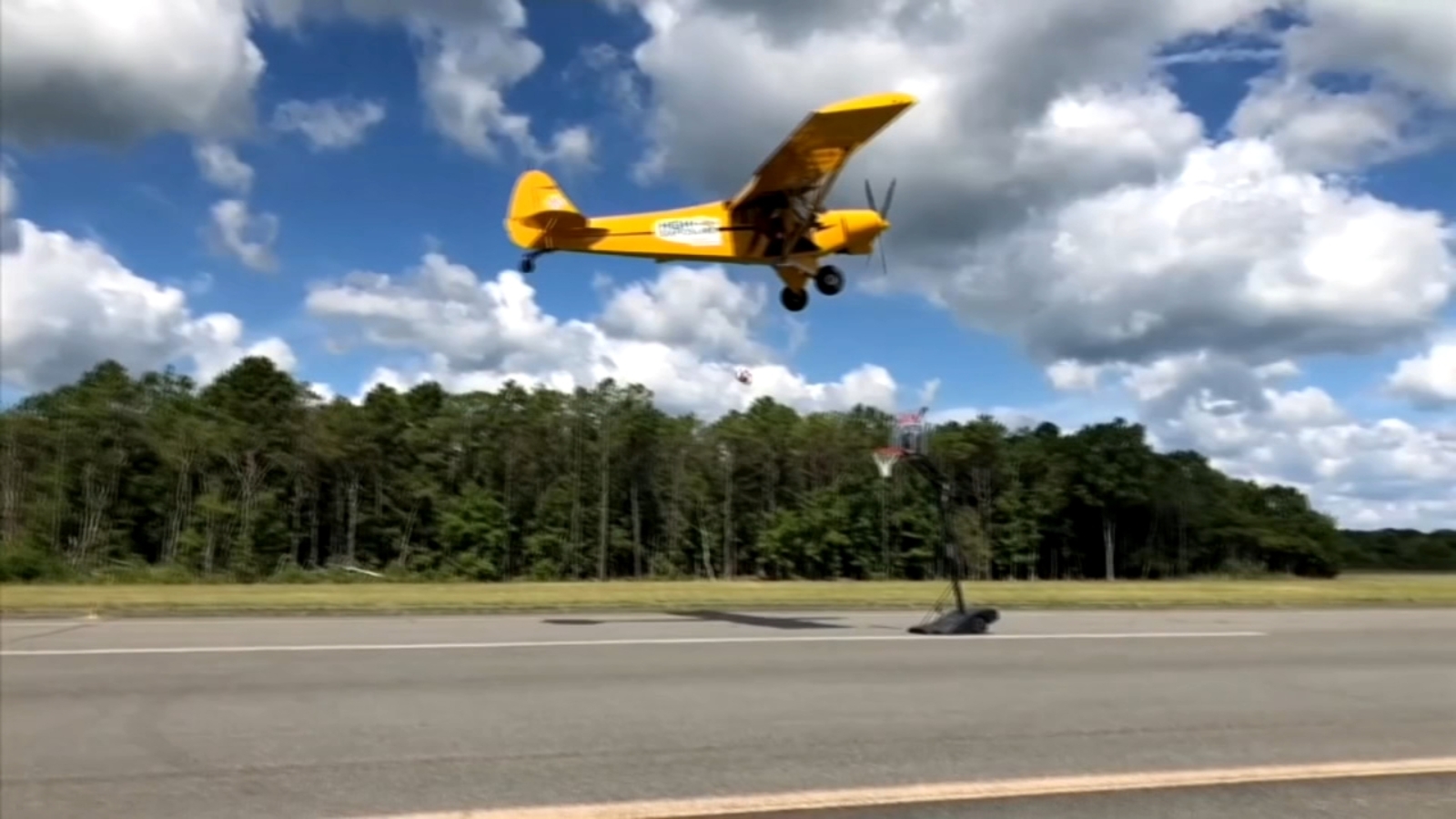 Harlem Globetrotter Bull Bullard makes trick shot out of plane near ...