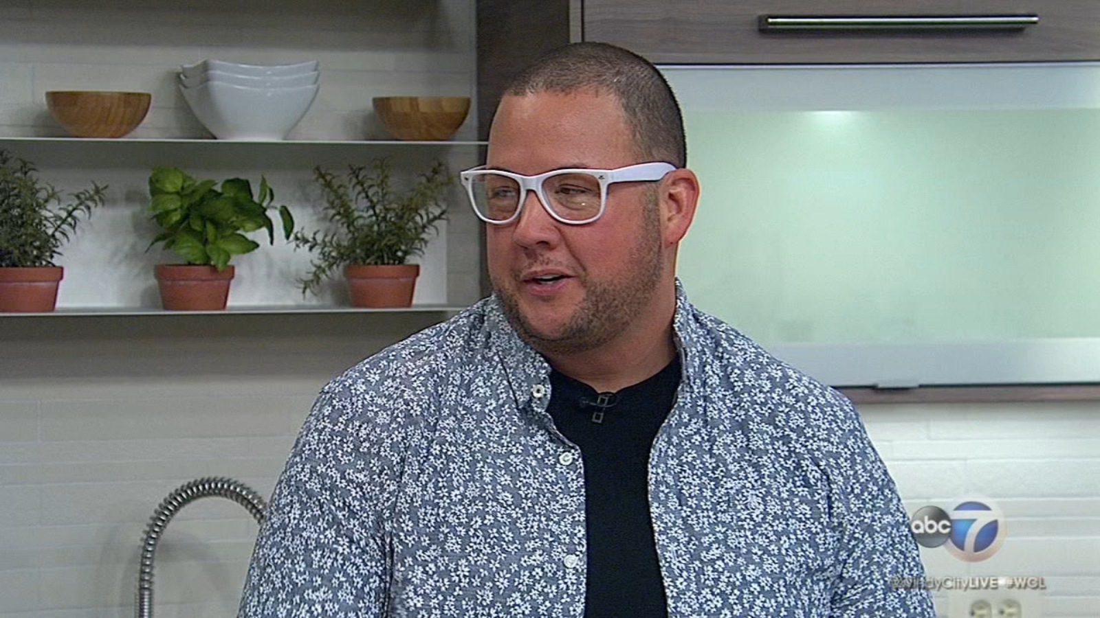 Award-winning chef Graham Elliot visits WCL - ABC7 Chicago