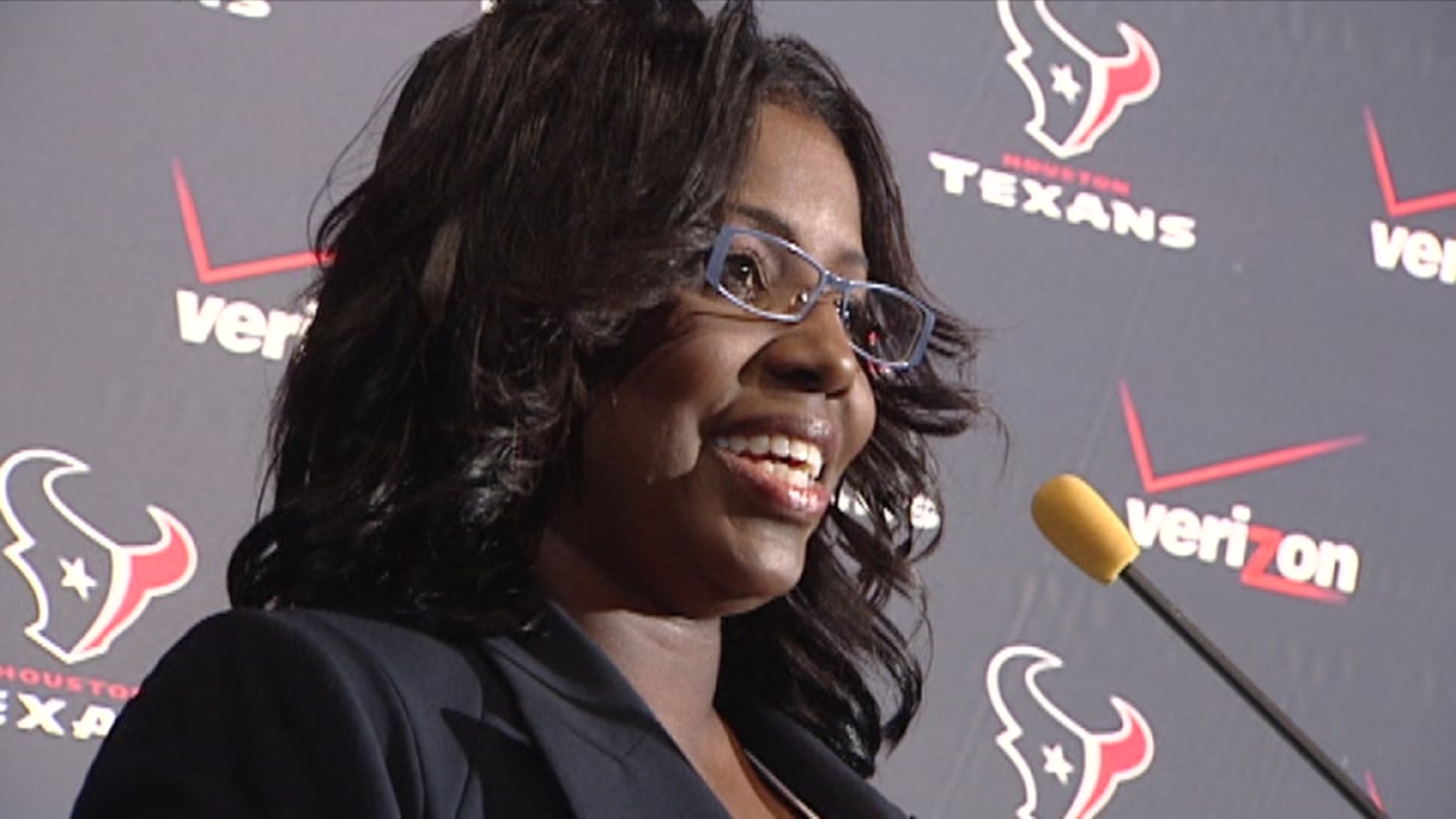 Texans cheerleader director resigns in face of lawsuits by former squad ...