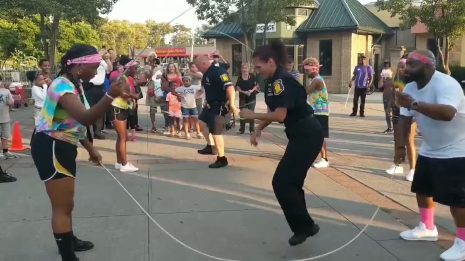 MUST-SEE: Police officers join neighborhood fun and enter jump rope ...