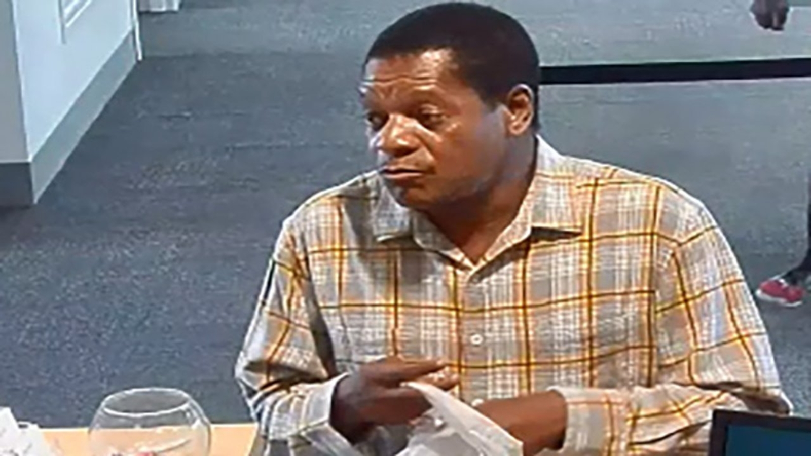 North Suburban Bank Robbery Suspect Holds Up Old Town Tcf Branch Abc7