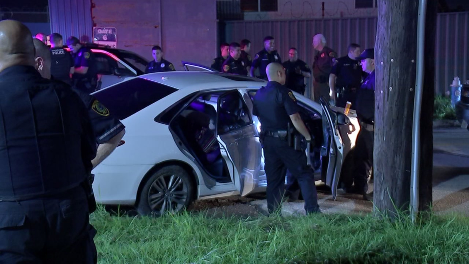 Driver tries to run over people, including HPD officers, in Citycentre ...