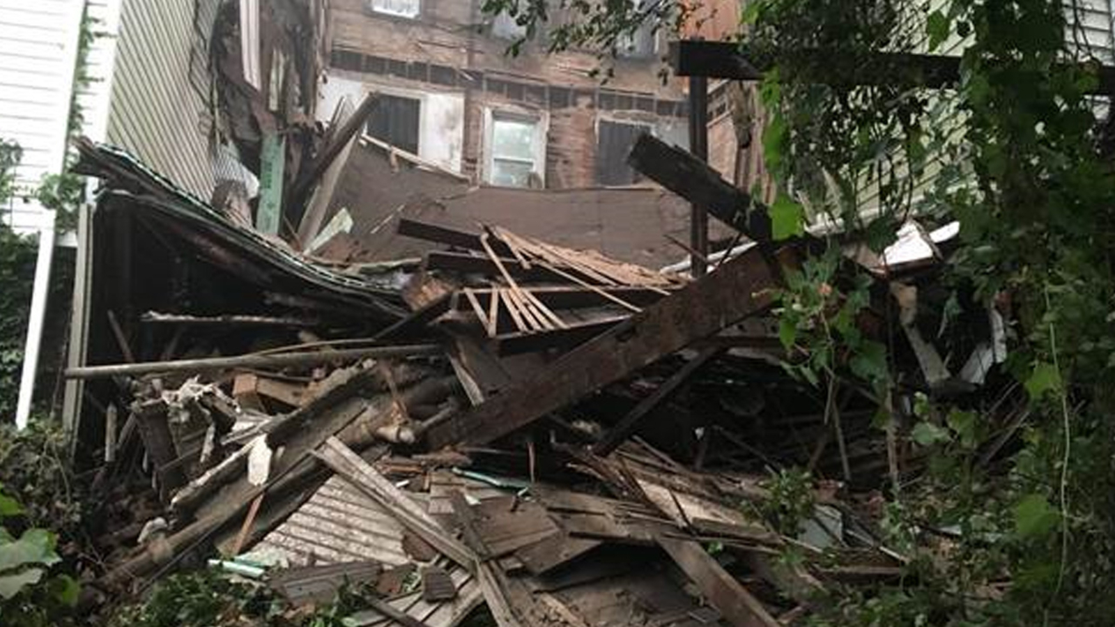 Neighbors displaced after vacant building collapses in Staten Island ...