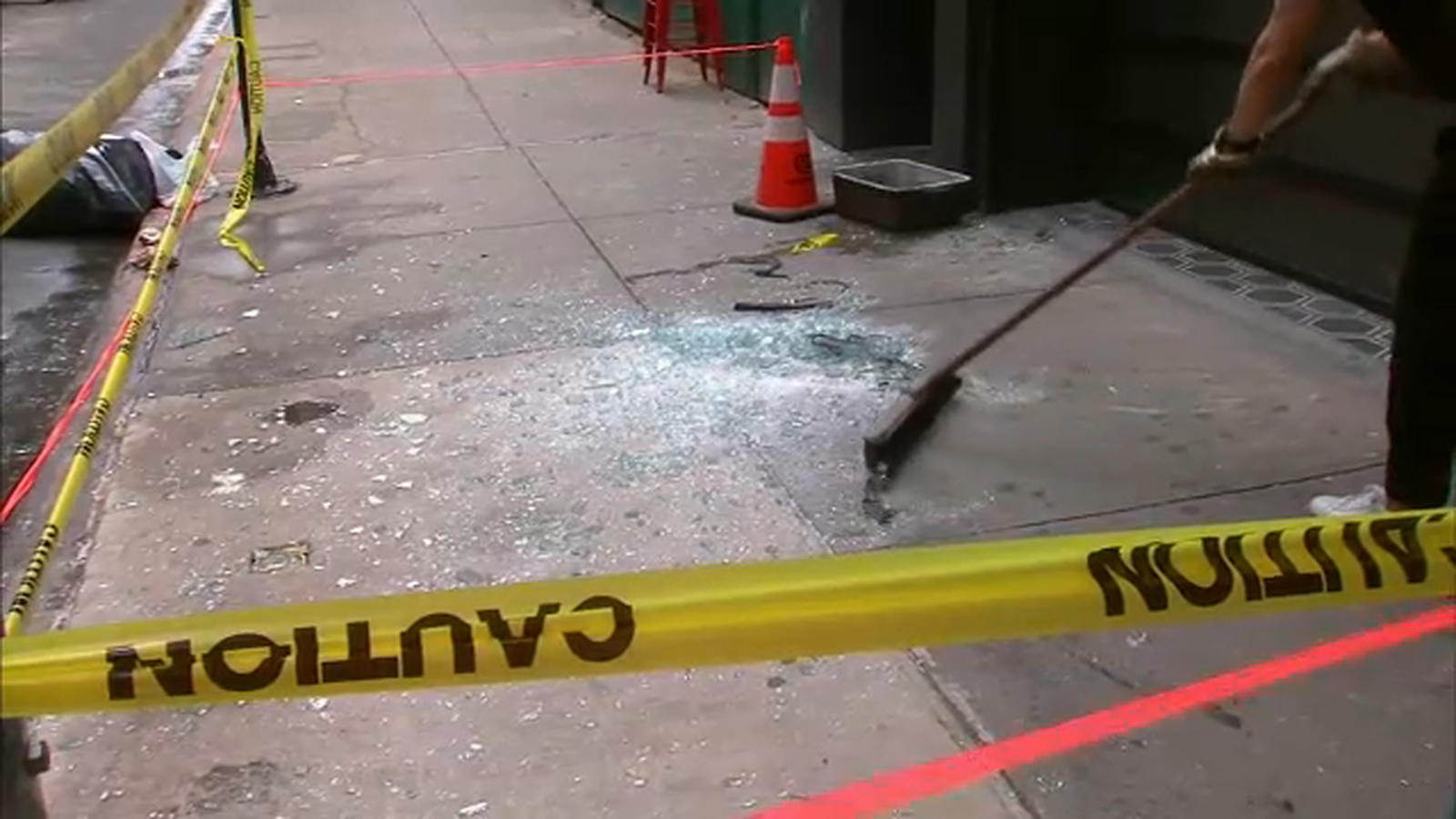 Window crashes to sidewalk from 5th floor of Midtown building - ABC7 ...