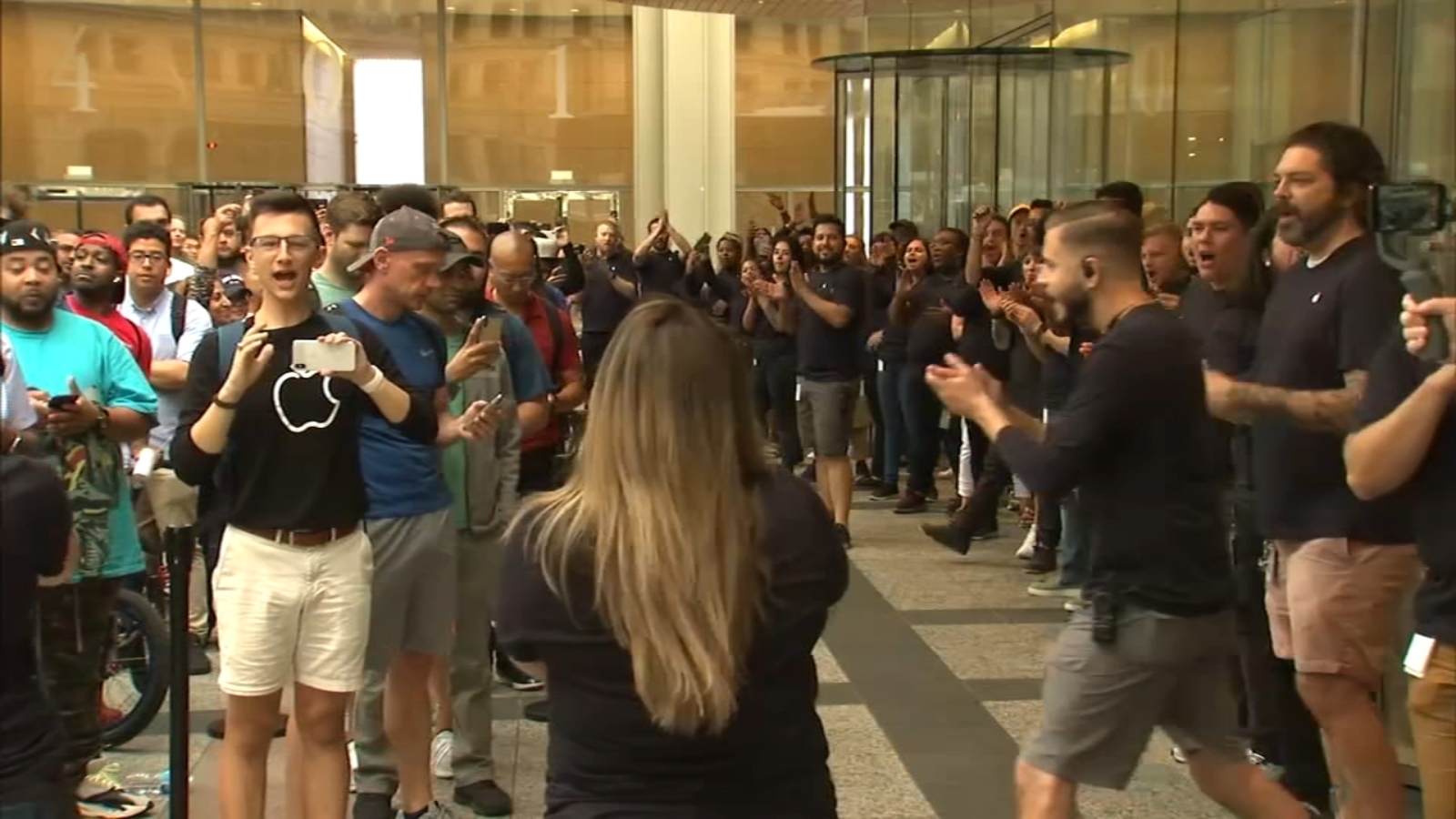Long lines downtown for new iPhone, Apple Watch release - ABC7 Chicago