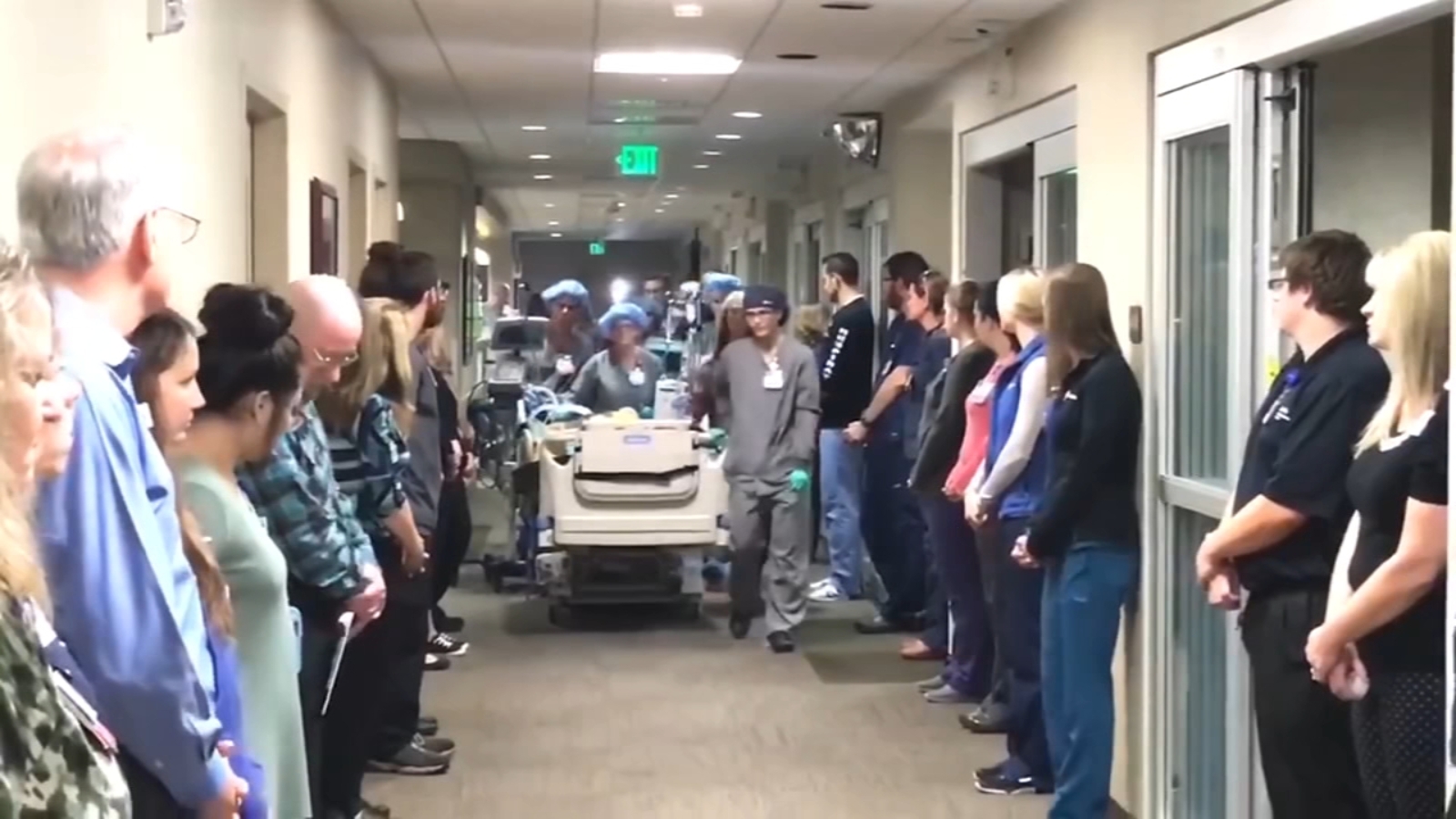 Medical staff line hospital walls in 'Walk of Respect' for organ donor ...