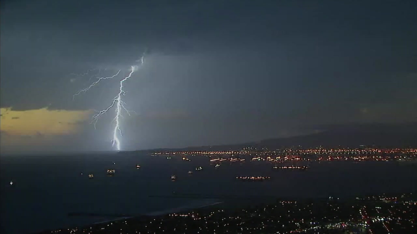 Lightning lights up SoCal skies; knocks out power in LA - ABC7 Los Angeles